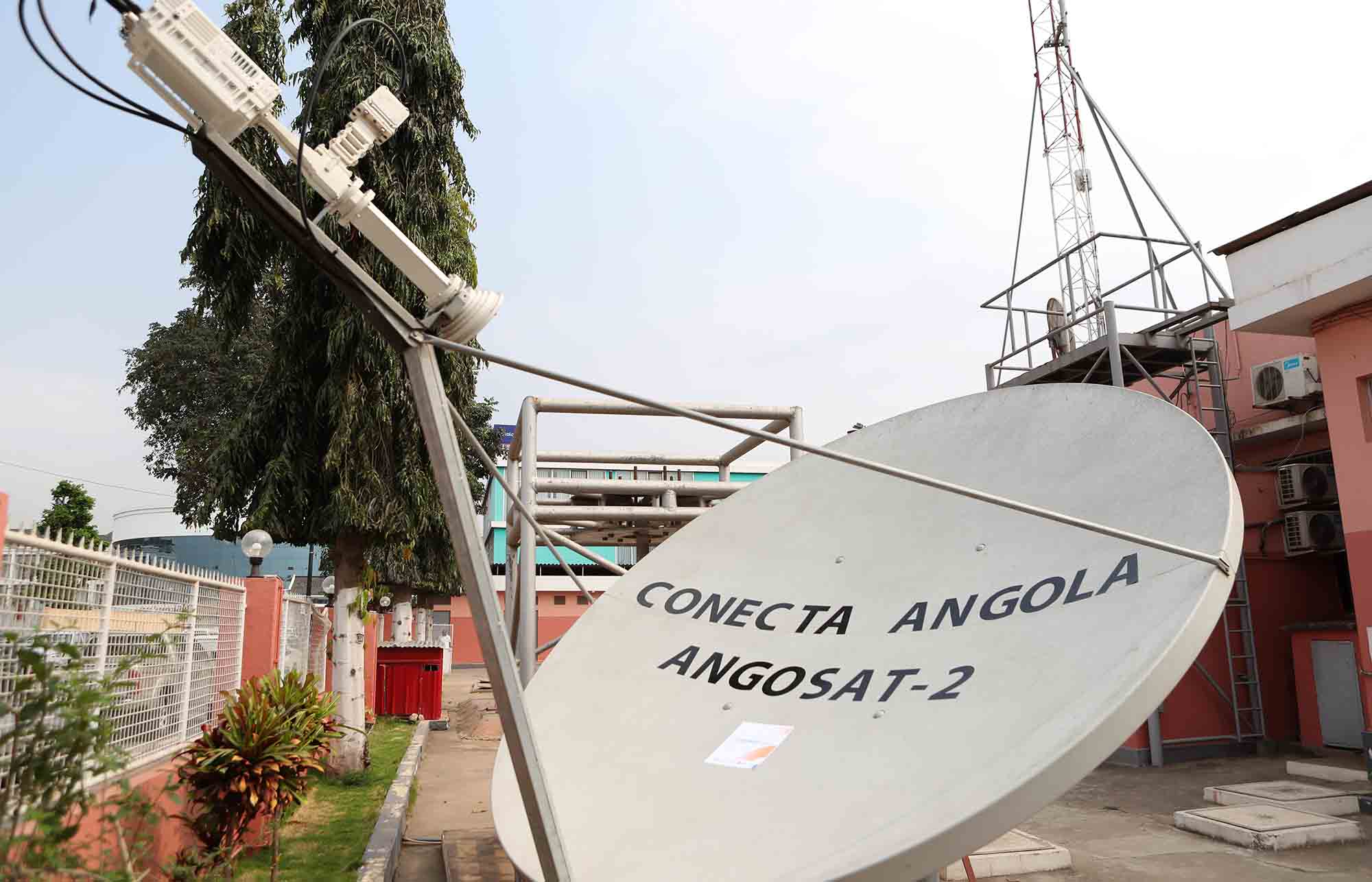 Habitantes do Curoca beneficiam do projecto de internet pela primeira ...
